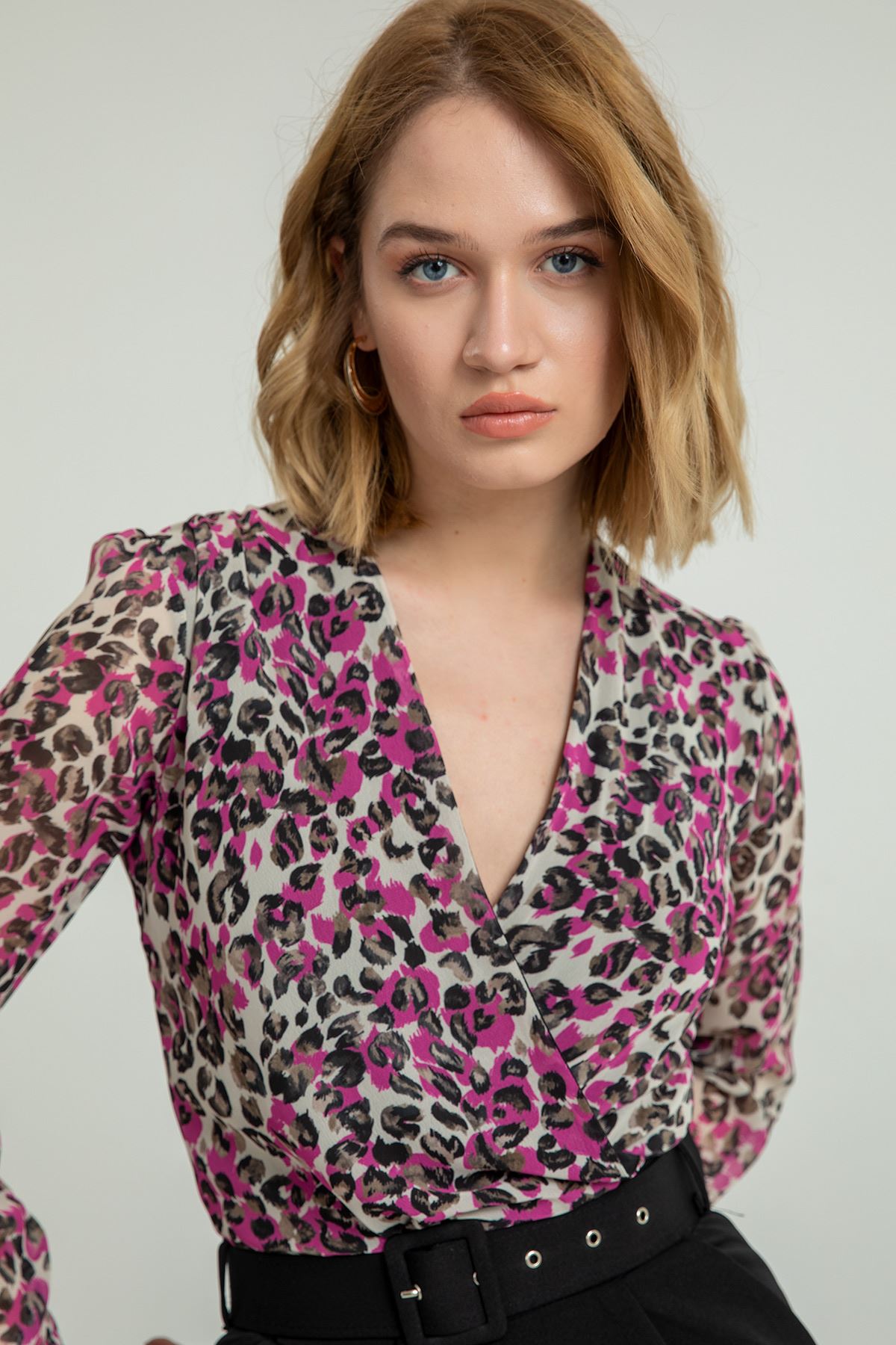 Jessica-Atlas Kumaş V Yaka Uzun Boy Tam Kalıp Kadın Tulum-Fuşya