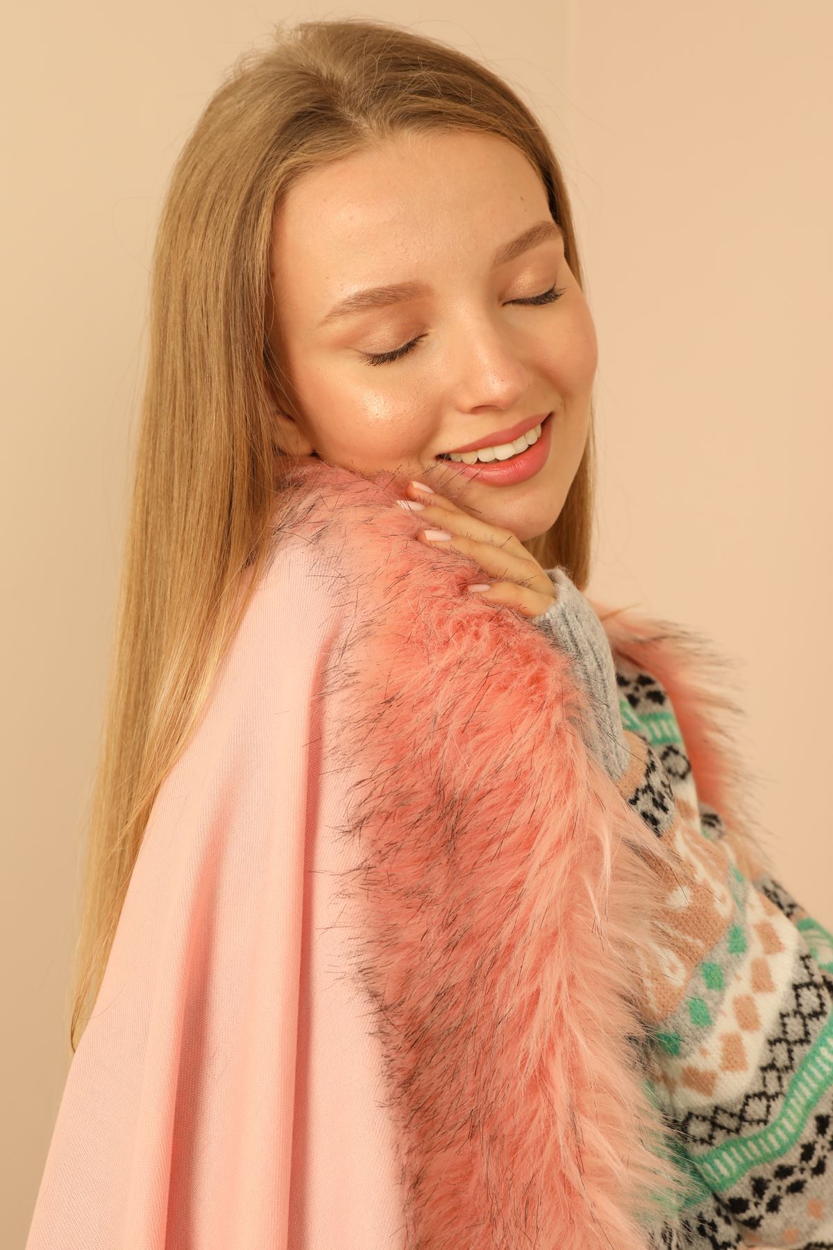 Püsküllü Kadın Panço-Kırmızı